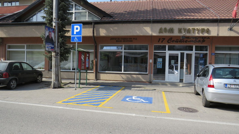 MALI ZVORNIK: OBELEŽENA PARKING MESTA ZA OSOBE SA INVALIDITETOM - Šabac 24/7
